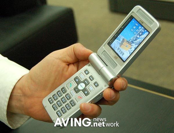 Samsung double-folder T-DMB Phone ‘SPH-B3100’ which allows you to open the folder in two ways