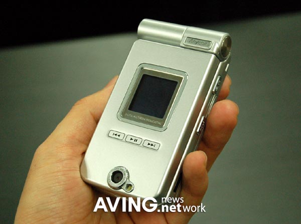 Samsung double-folder T-DMB Phone ‘SPH-B3100’ which allows you to open the folder in two ways