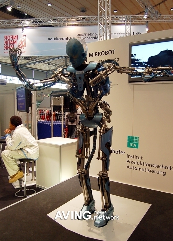 'MIRROBOT' mimics you