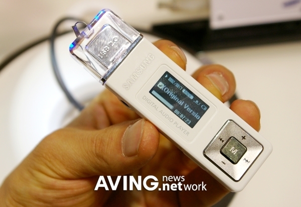 Samsung, a direct USB type MP3P 'UP-U2' at CeBIT 2006