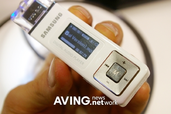 Samsung, a direct USB type MP3P 'UP-U2' at CeBIT 2006