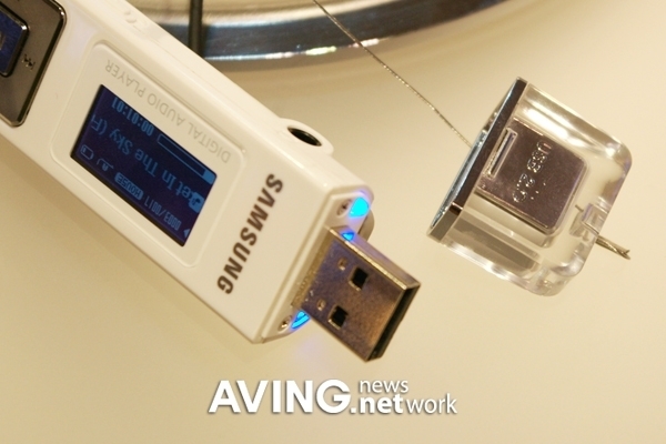 Samsung, a direct USB type MP3P 'UP-U2' at CeBIT 2006