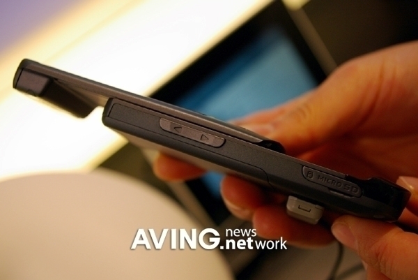 Samsung, business 2.5G mobile SGH-D870 with a slim design