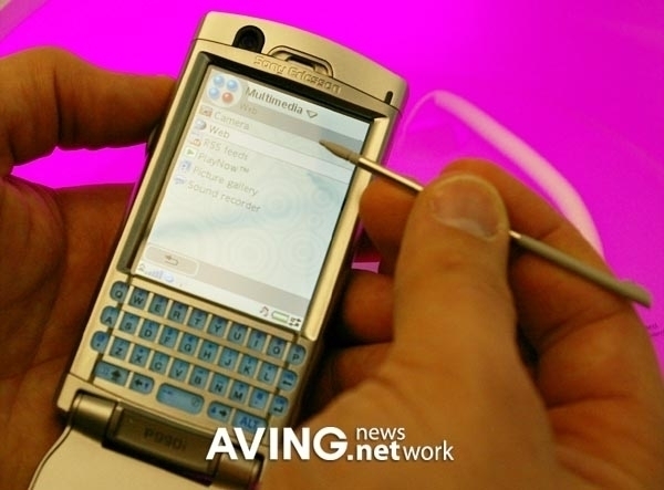 Sony Ericsson PDA business phone 'P990i' with Push email and RSS reader