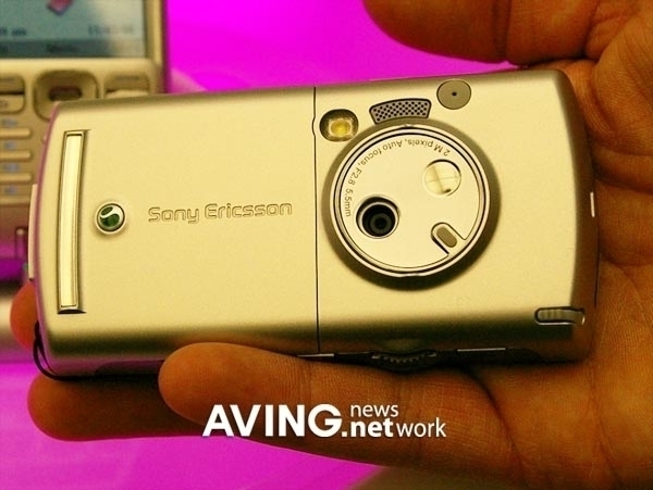 Sony Ericsson PDA business phone 'P990i' with Push email and RSS reader