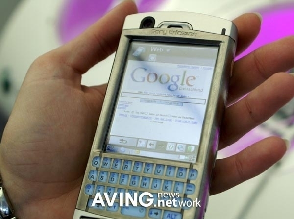 Sony Ericsson PDA business phone 'P990i' with Push email and RSS reader