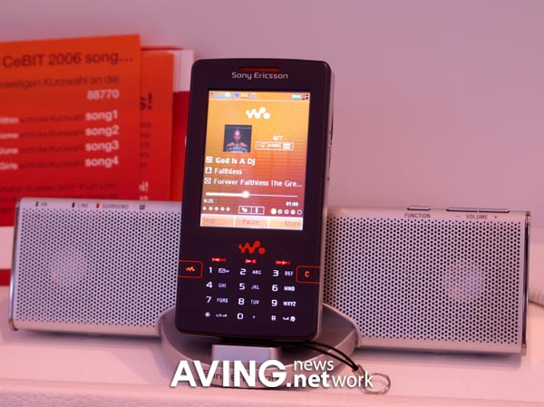 Sony Ericsson presented Walkman phone 'W950i'