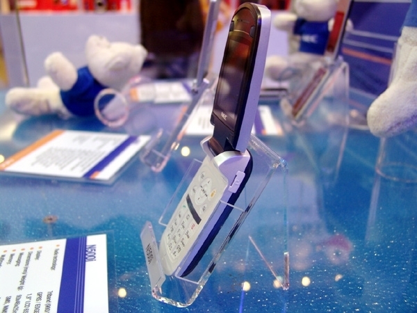 NEC presented Slim Phone 'N500i' at CeBIT2006