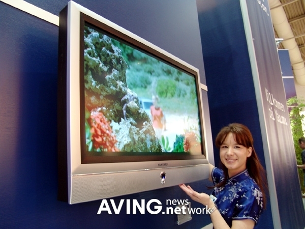 YAKUMO presented 37inch LCD TV '94J' at CeBIT2006
