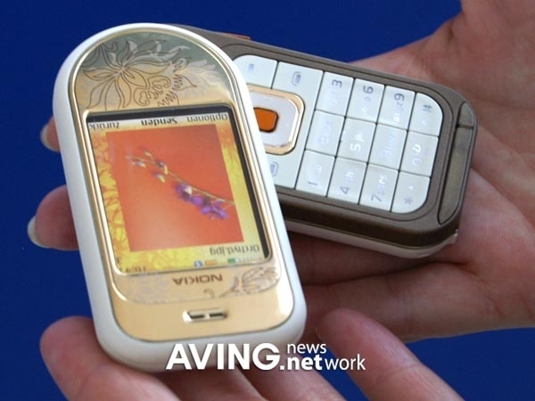 NOKIA L’Amour Collection swivel phone 7370 with unique flower pattern