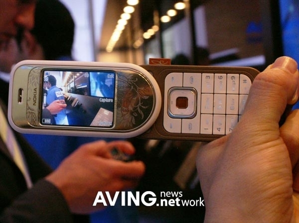 NOKIA L’Amour Collection swivel phone 7370 with unique flower pattern