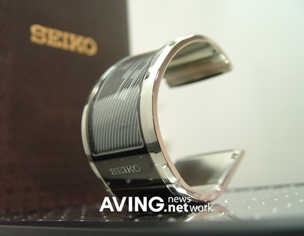 SEIKO limited edition e-ink future watch 'Spectrum'