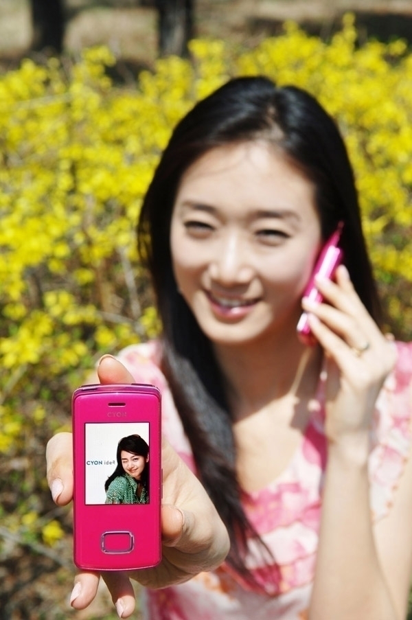 LG Electronics unveils new pink chocolate phone 'LG-SV590'