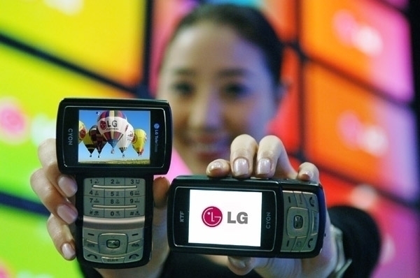 T-DMB phone with 170-degree viewing angle