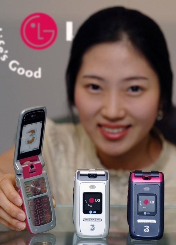 LG unveils Bluetooth stereo WCDMA phone 'LG-U890'