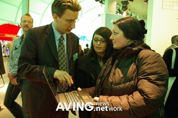 Fujitsu-Siemens 18.2 mm thick & 985g lightweight notebook 'Lifebook Q2010'