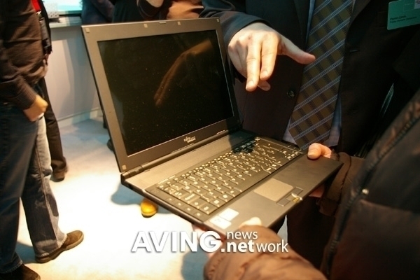 Fujitsu-Siemens 18.2 mm thick & 985g lightweight notebook 'Lifebook Q2010'