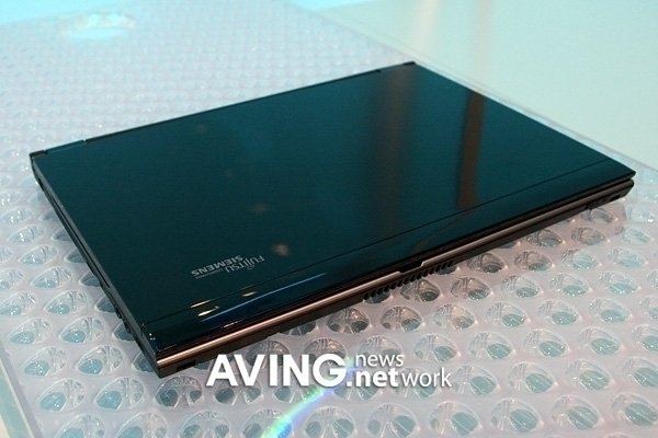 Fujitsu-Siemens 18.2 mm thick & 985g lightweight notebook 'Lifebook Q2010'
