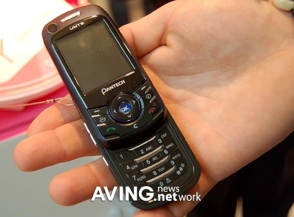 Pantech 1.3 megapixel/VGA CMOS camera UMTS phone 'U-5000' for video call