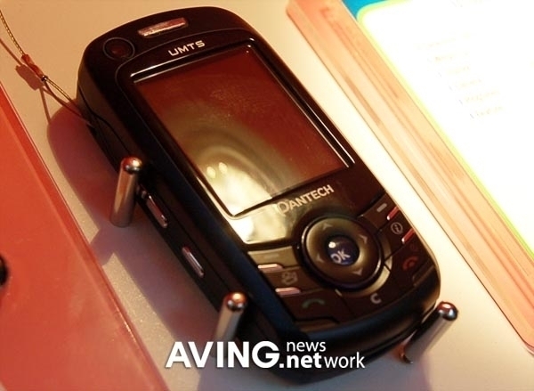 Pantech 1.3 megapixel/VGA CMOS camera UMTS phone 'U-5000' for video call