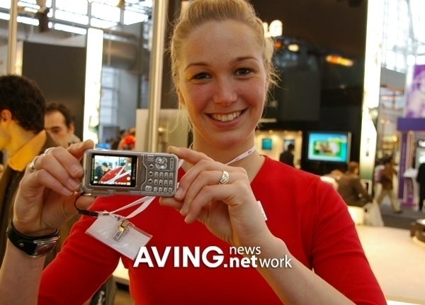 LG 5M rotating camera phone ‘KG920’ with strobe flash