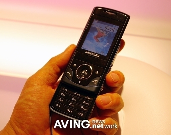 Samsung launches the tri-band new slim ‘SGH-D520’