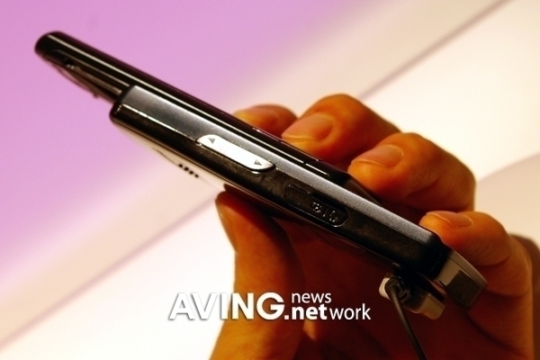 Samsung launches the tri-band new slim ‘SGH-D520’