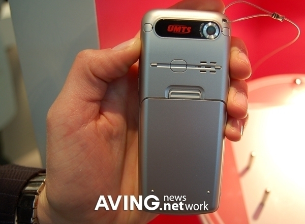 Pantech bar type UMTS phone 'U-1100' with dual camera