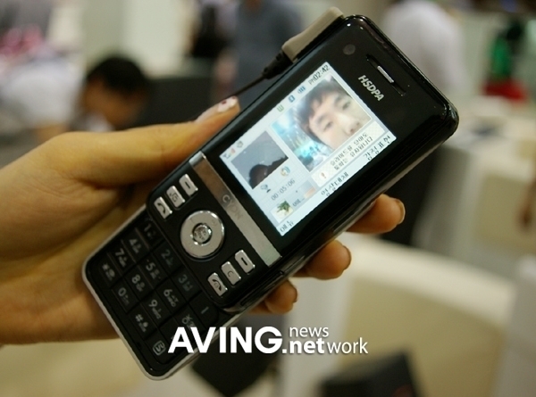 HSDPA handset series (1) - LG real chatting duo slide phone 'SH100'