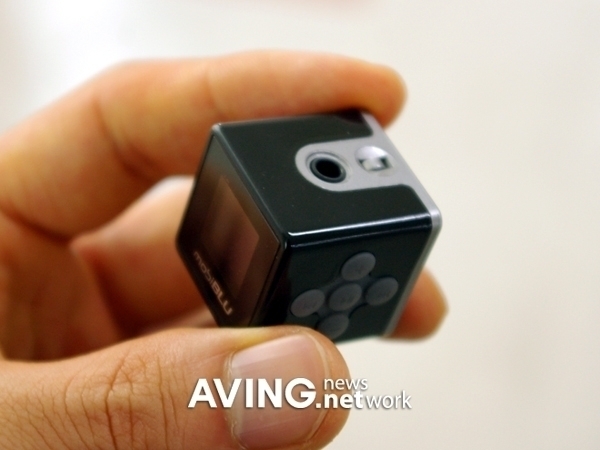 Hyunwon comes up with a new dice MP3P 'Cube 2'