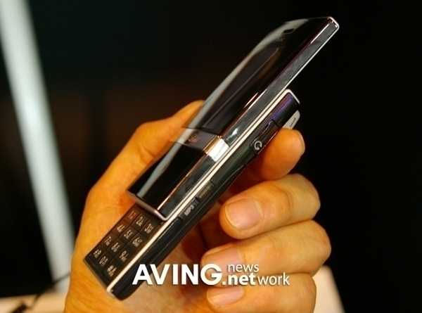 LG presents the next model of its popular chocolate phone 'Black Label II'