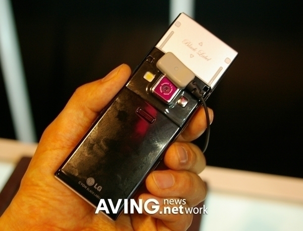 LG presents the next model of its popular chocolate phone 'Black Label II'