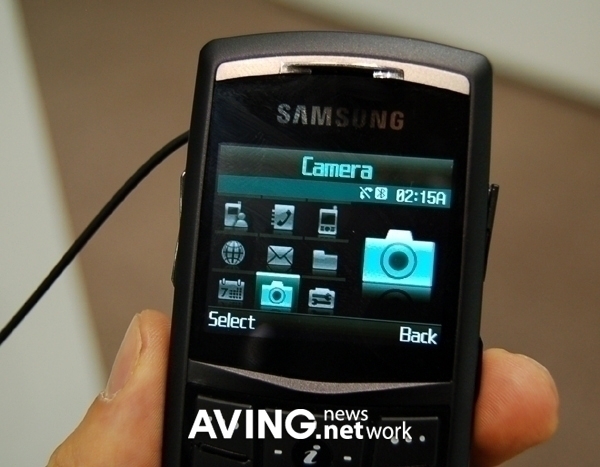 Samsung presents the world-thinnest 6.8mm ultra slim phone 'SGH-X820'