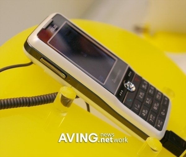 2M bar type camera phone 'Superman' - ASUS mobile phones (3)