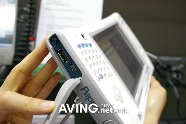 Wi-Fi handheld media computer 'Pepper Pad 3' with AMD Geode LX800 09W processor