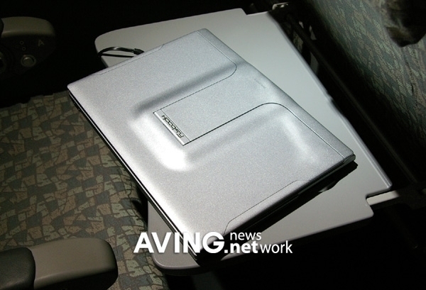 Intel showcased Flybook as a mobile concept PC for the next generation ...