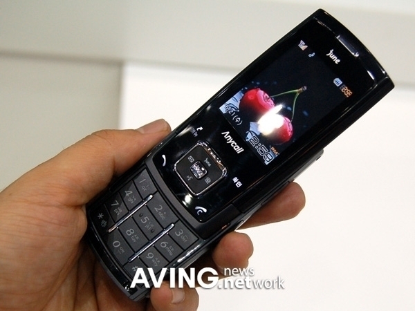 Samsung to present its slim slide-up phone 'SCH-V940' with external touch keys