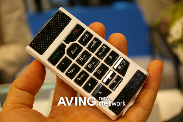 FORALL to present USB IP phone 'Stylish' 3060 with a retractable USB cable