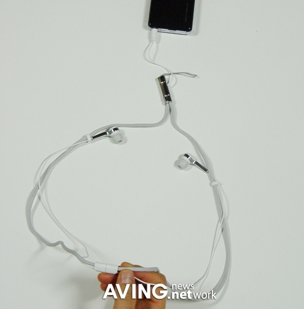 Philips' new inner earphone 'SHE9600' with a convenient neck strap