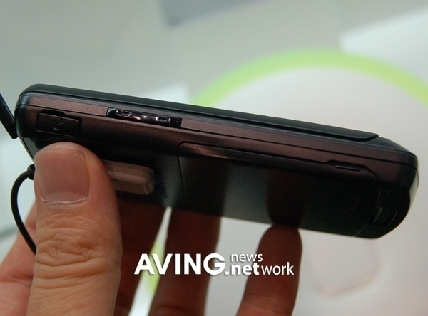 Samsung 13.5mm slim slide S-DMB phone 'SCH-B500'