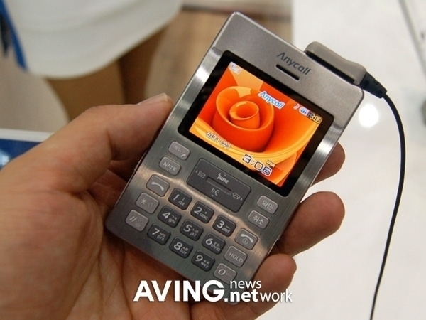 Samsung 8.9mm card phone 'SCH-V870’ in a leather case with a built-in ...