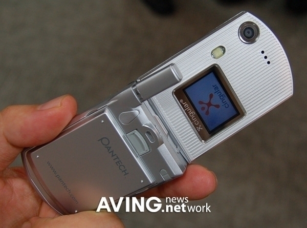 World-smallest clamshell camera phone 'PG-C300'