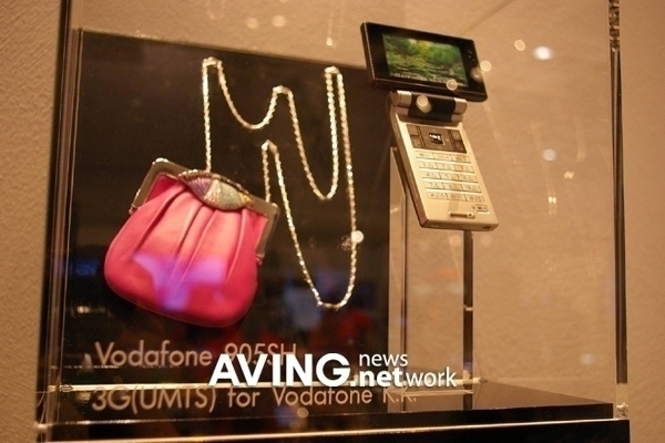 SHARP mobile meets SWAROVSKI