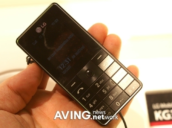 LG to present 9mm-thick slim card phone 'KG320'
