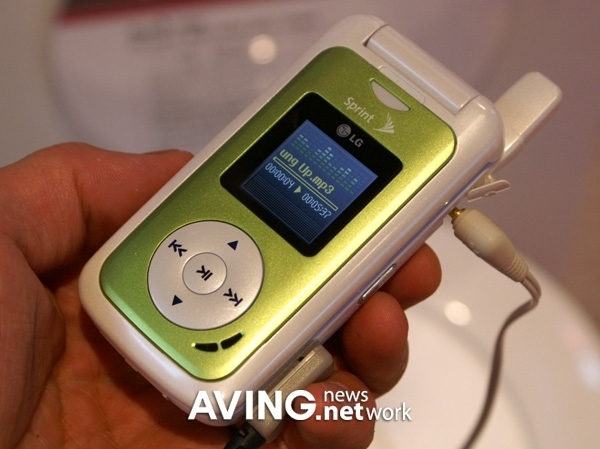 LG 'FUSIC' phone with FM transmitter and iPod-like touch wheel