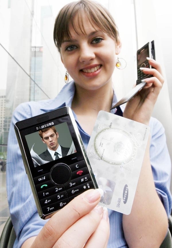 Samsung to launch 'card phone II' in Europe