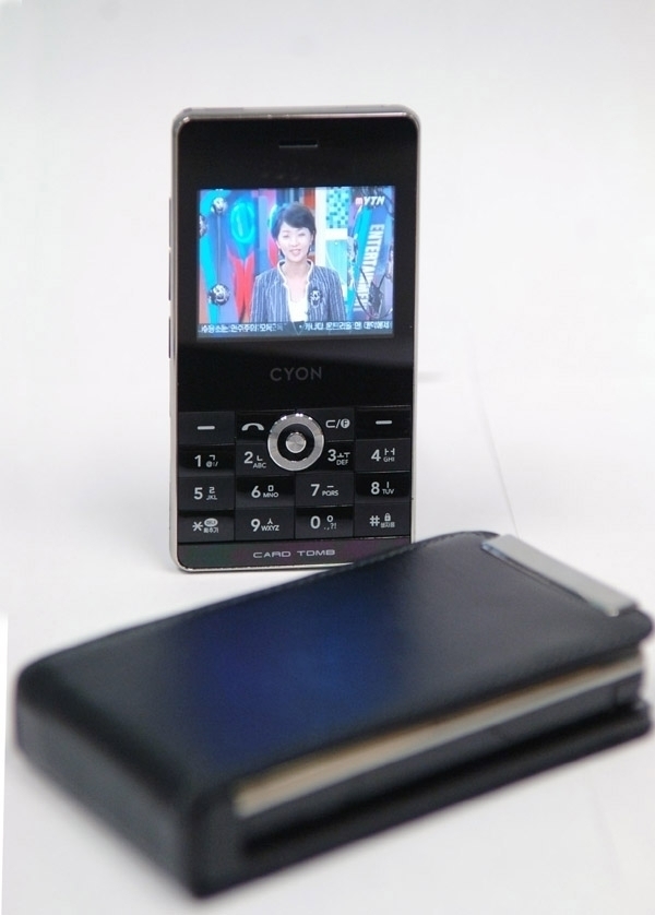 LG presents Card Phone like Samsung's