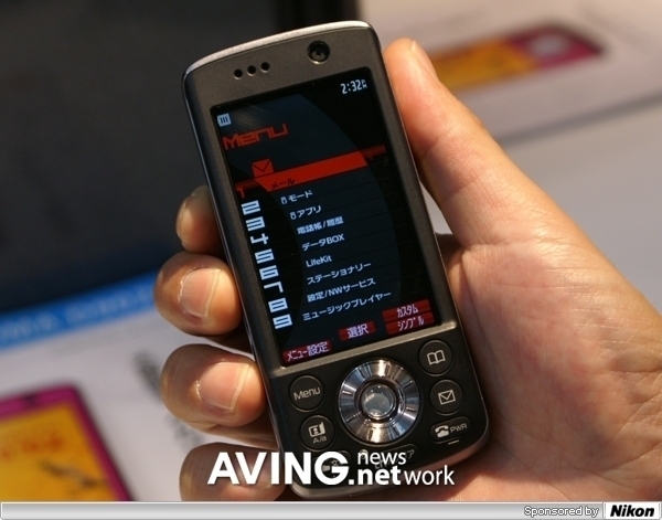 Mitsubishi's high-end cellular phone 'D902iS'