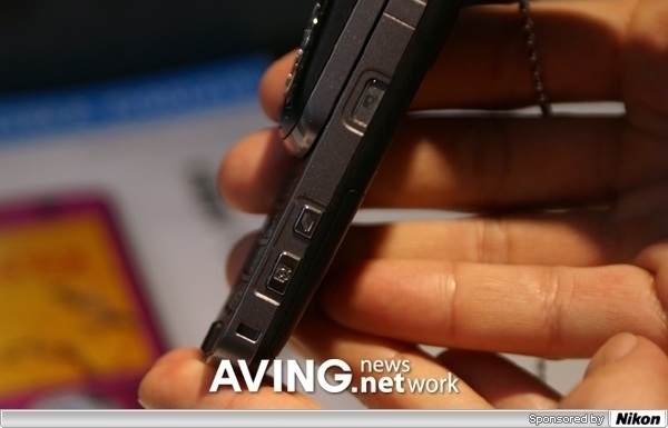 Mitsubishi's high-end cellular phone 'D902iS'