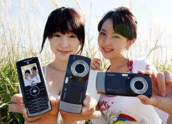 Samsung launches the first 10 megapixel camera phone
